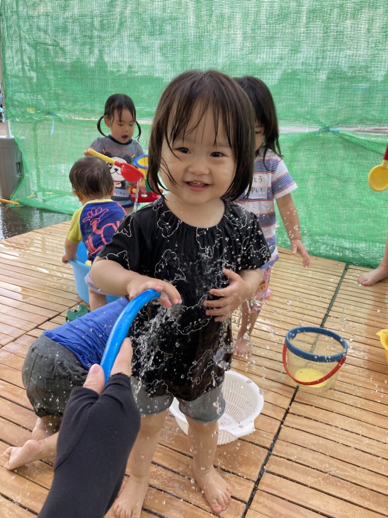 お水遊び気持ちいね♪ | いなばこども園